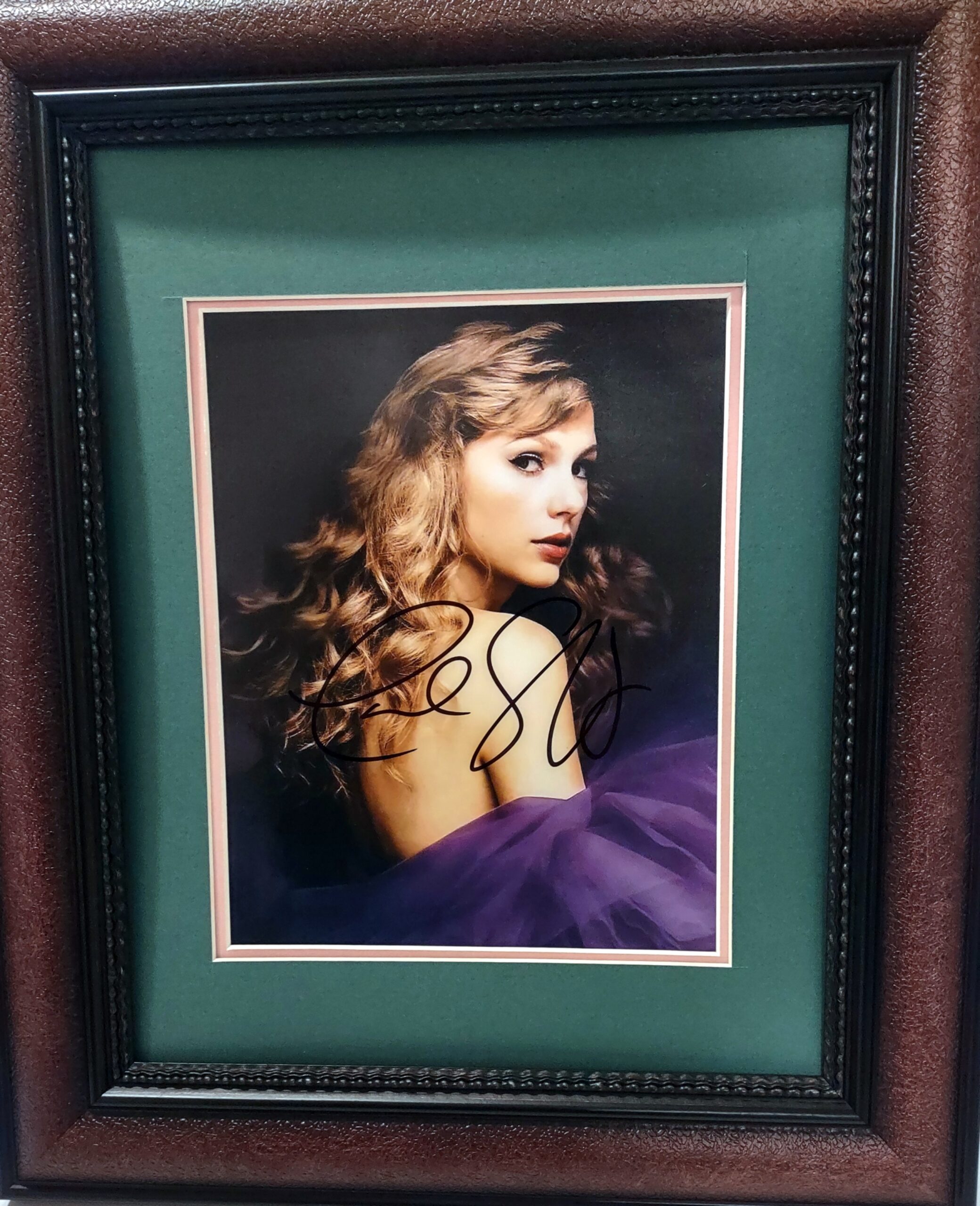 Taylor Swift autographed photo – America’s Memories